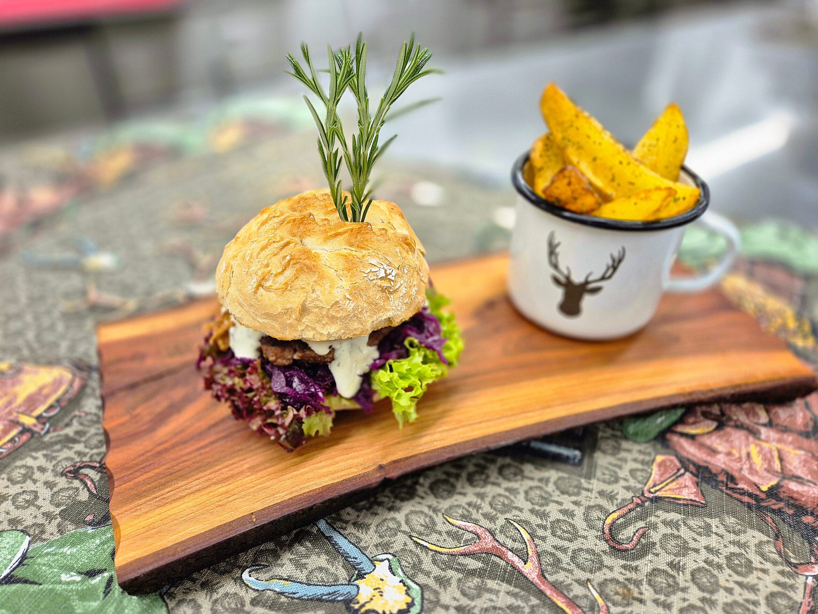 Wilder Burger-Genuss: Saftige Wild-Laibchen mit Rotkraut ...